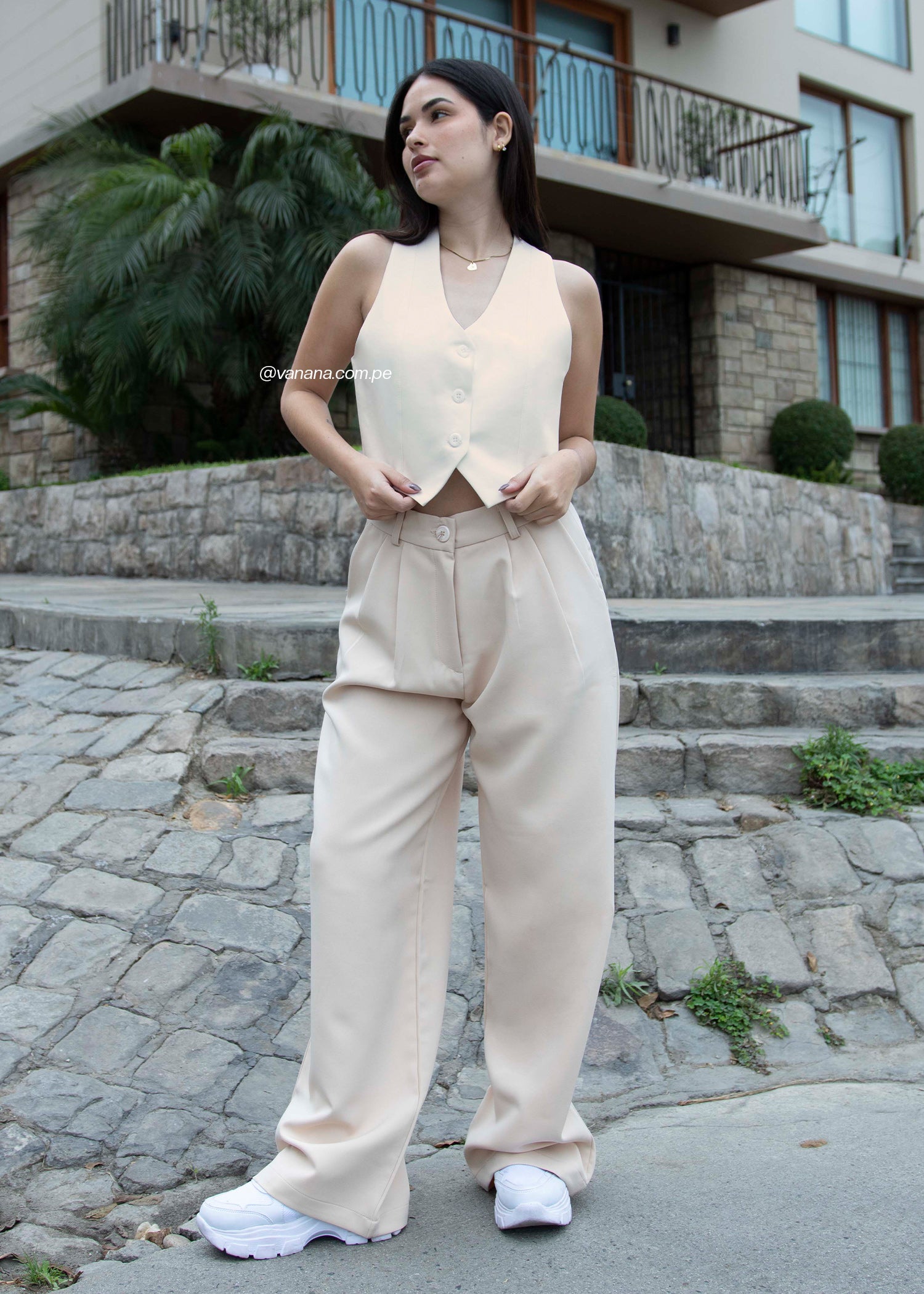 Moda Femenina: Estilo Formal y Casual para Mujeres Jóvenes – VANANA